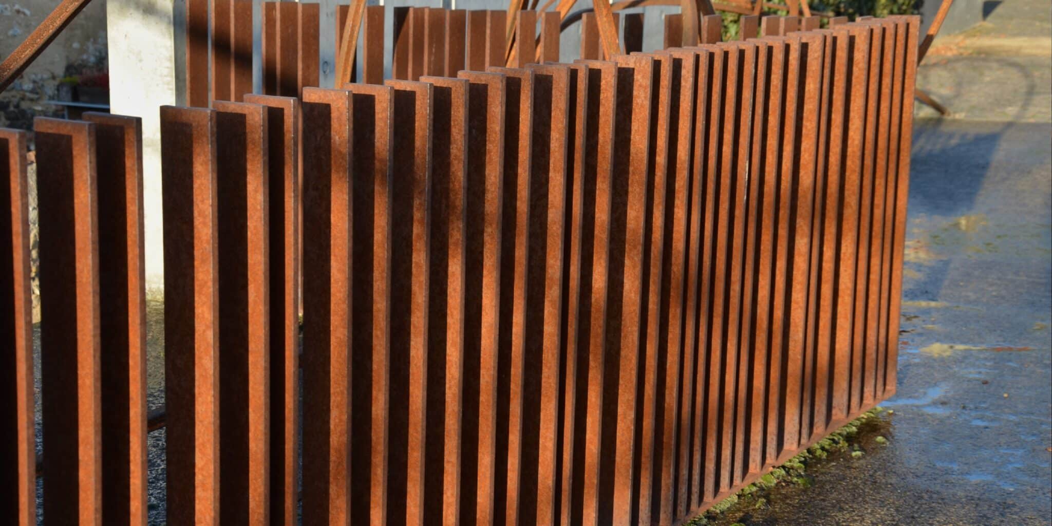 Stalen omheining: soorten, prijzen & onderhoud [+ Inspiratie]