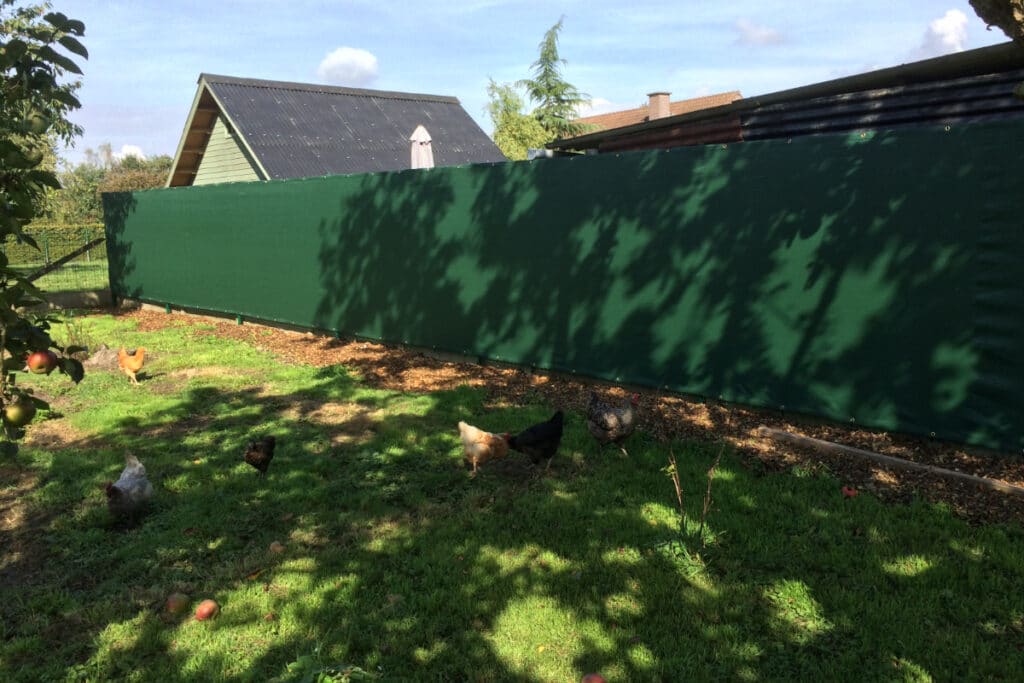 Doek omheining plaatsen: Werkwijze, Soorten & Prijs