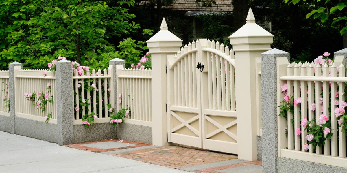 Tuinomheining voortuin: soorten, prijzen & wetgeving [+ inspiratie]