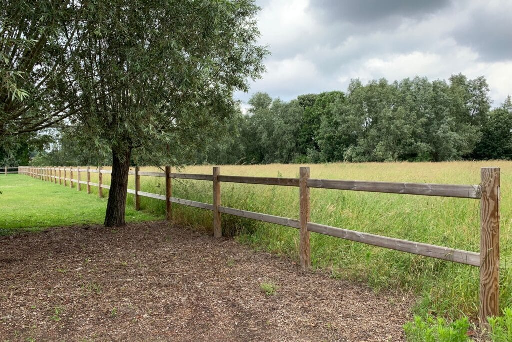 Weide omheining: soorten, prijs & onderhoud [+ Inspiratie]