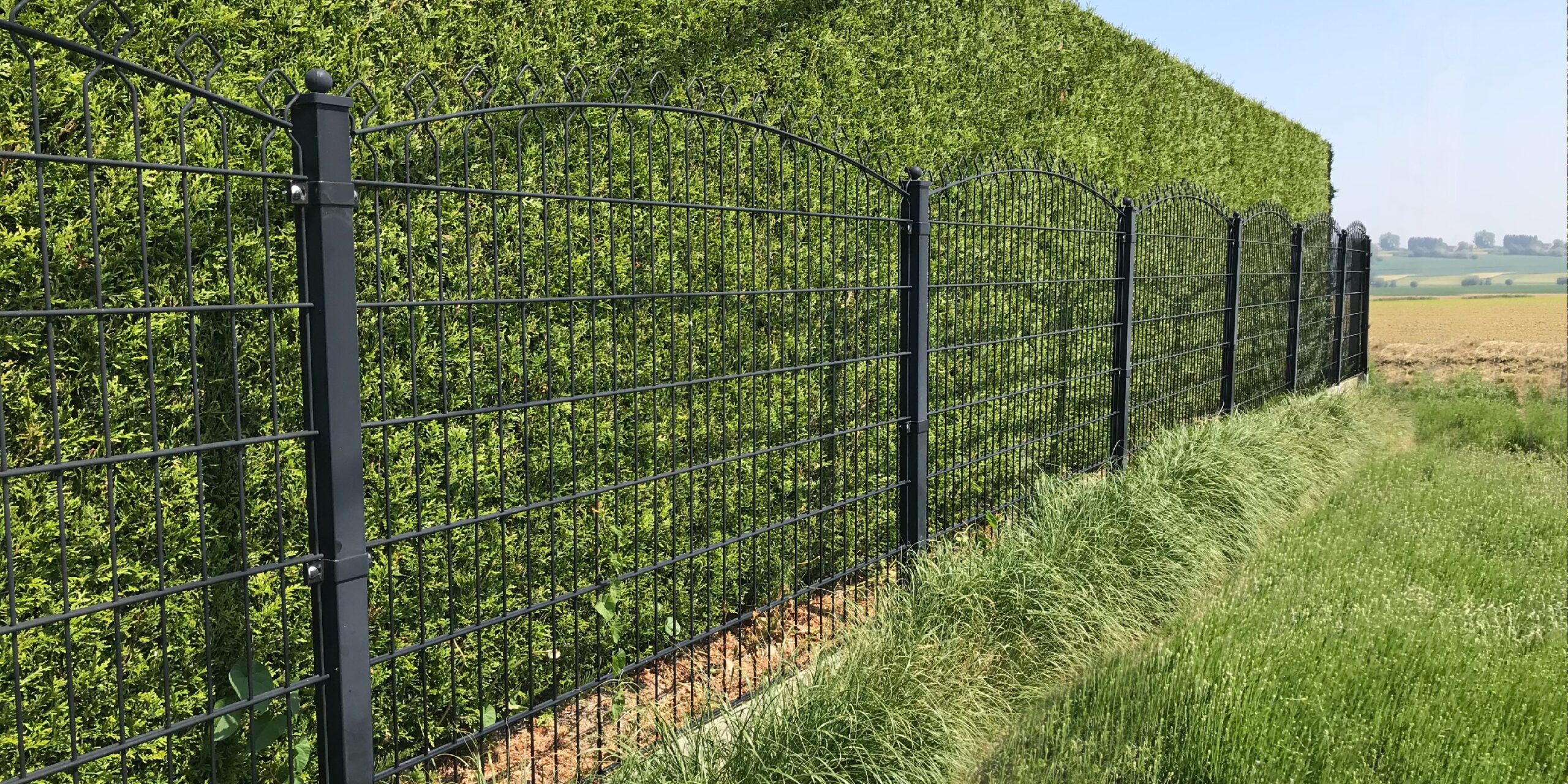 Stalen omheining: soorten, prijzen & onderhoud [+ Inspiratie]