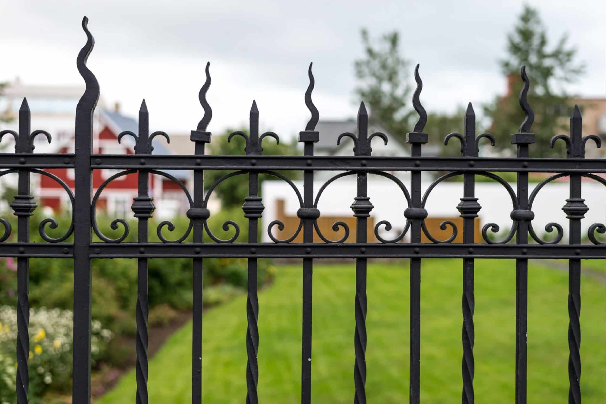 Stalen omheining: soorten, prijzen & onderhoud [+ Inspiratie]