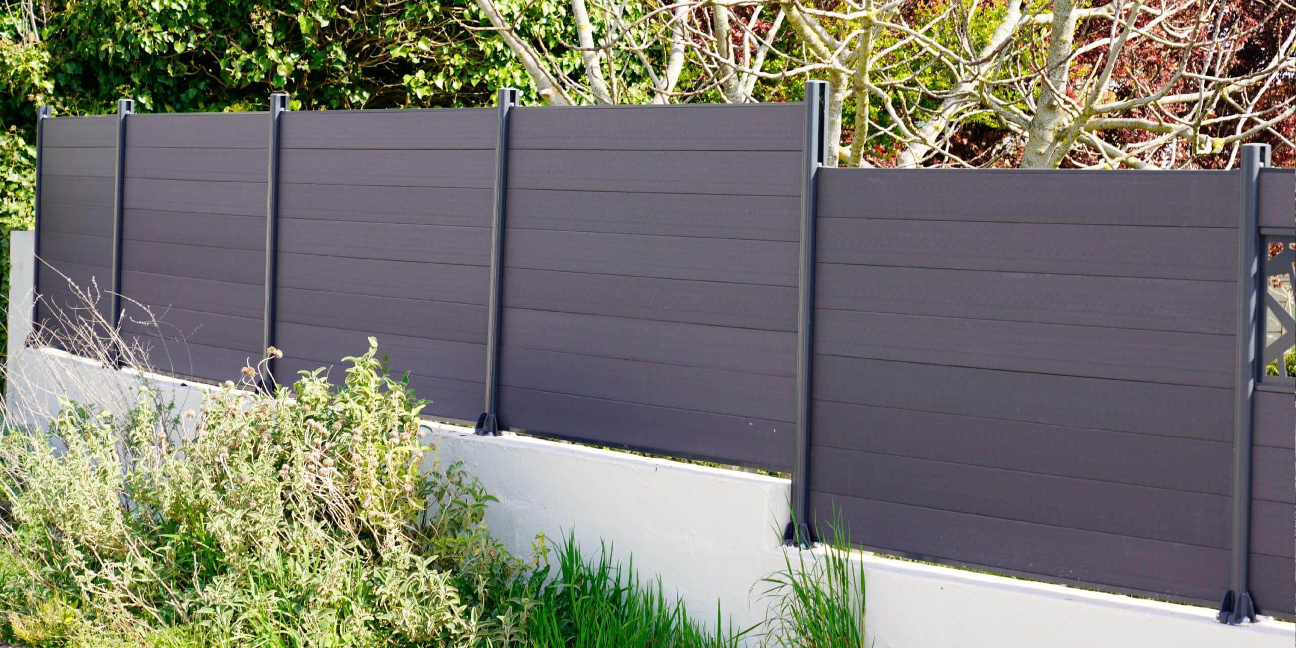 Stalen omheining: soorten, prijzen & onderhoud [+ Inspiratie]