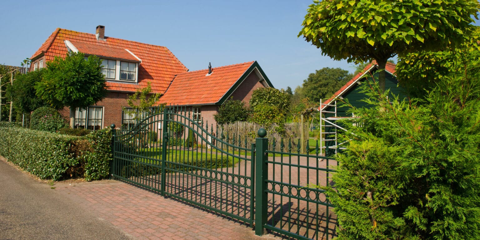 Tuinomheining voortuin: soorten, prijzen & wetgeving [+ inspiratie]