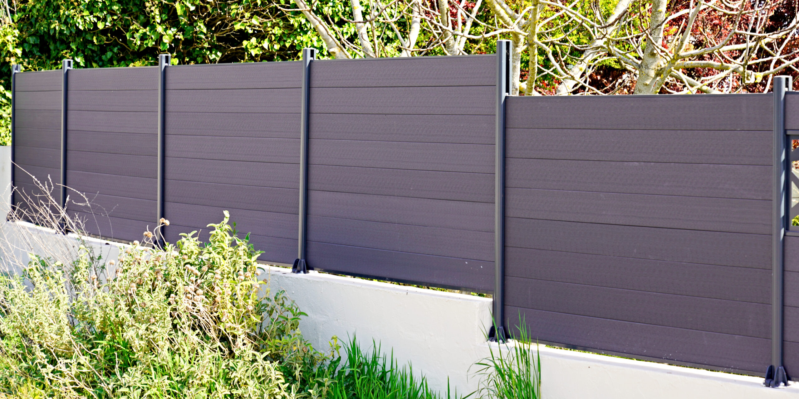 Zwarte omheining: materialen & prijzen [+ 4 Voorbeelden]